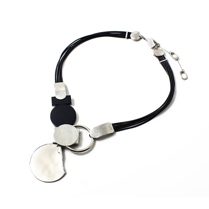 Pamela | Collier cuir et cercle argent | Anne-Marie Chagnon