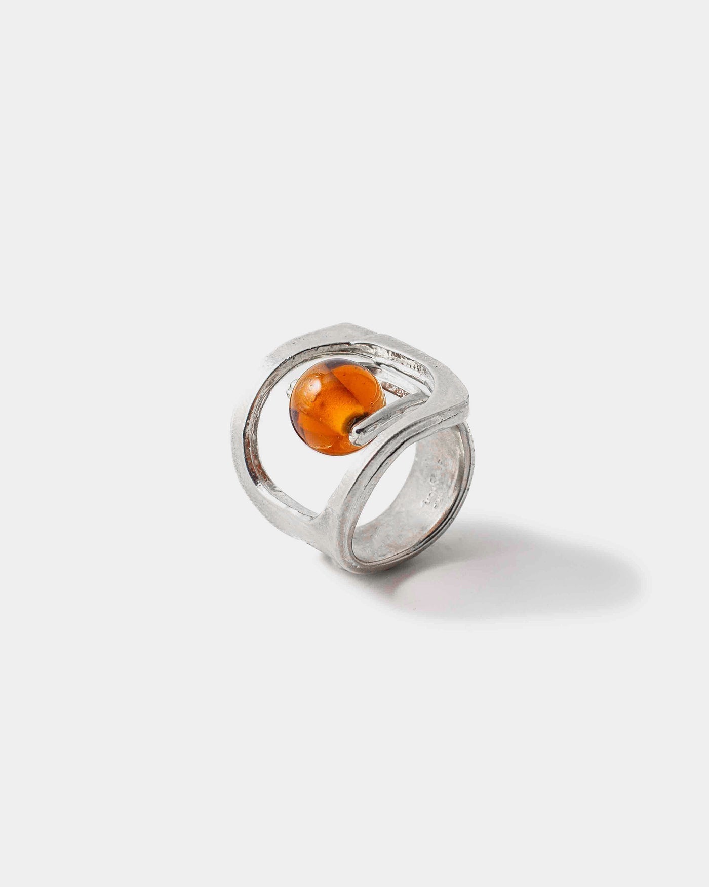 Félix | Sculptural silver ring with colored bead | Anne-Marie Chagnon